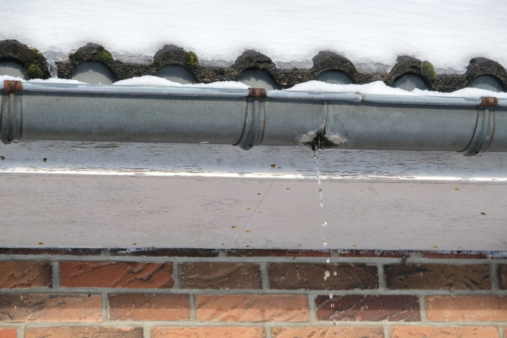 Should I Be Concerned If My Gutter Is Leaking? | Kanga Roof